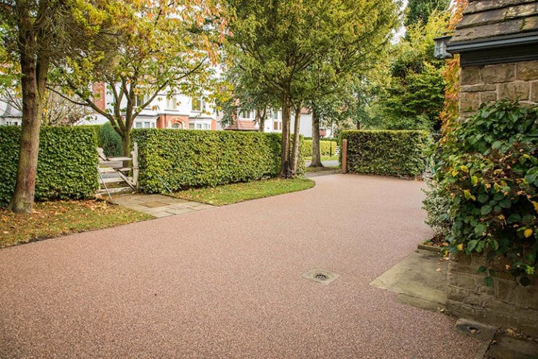 Installation process for a resin bound driveway - Resin Mixed Stone